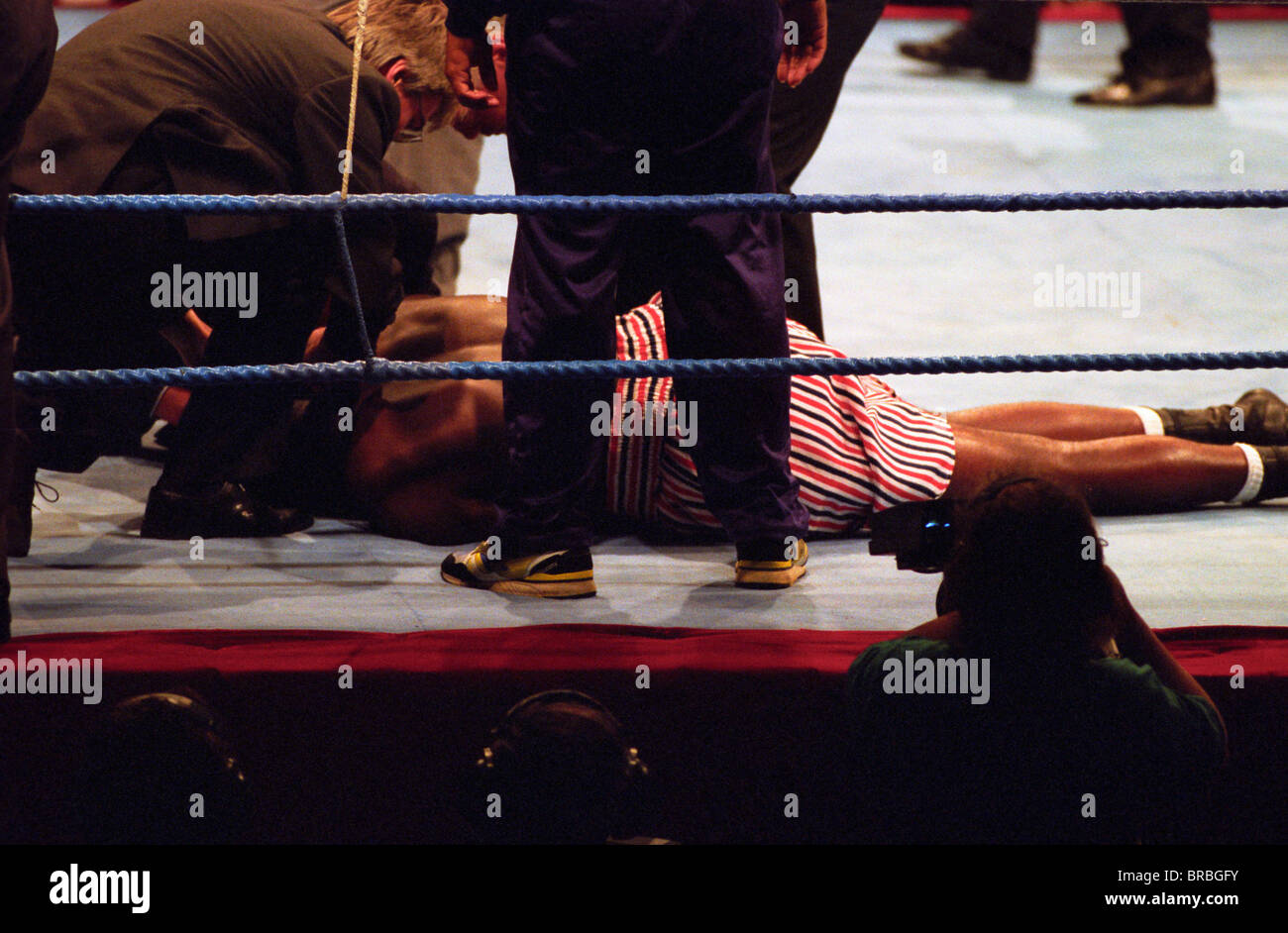Knocked out boxer hi-res stock photography and images - Alamy