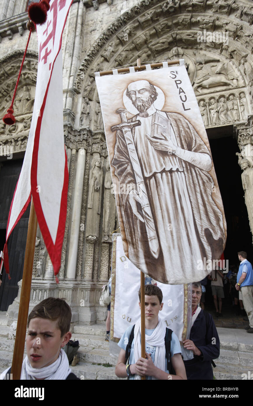 Traditionalist Catholic pilgrimage, Mass in Chartres Cathedral ...
