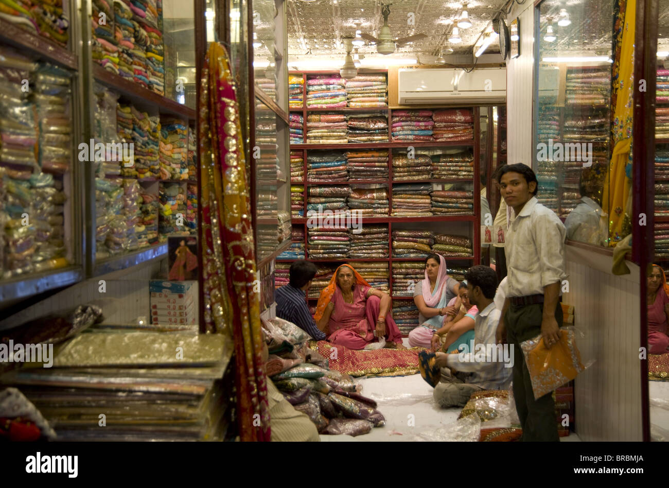 Sari shop hi-res stock photography and images - Alamy