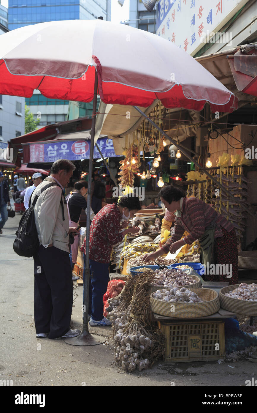 Gyeongdong Market, largest Asian medicine market in Korea, Seoul, South ...