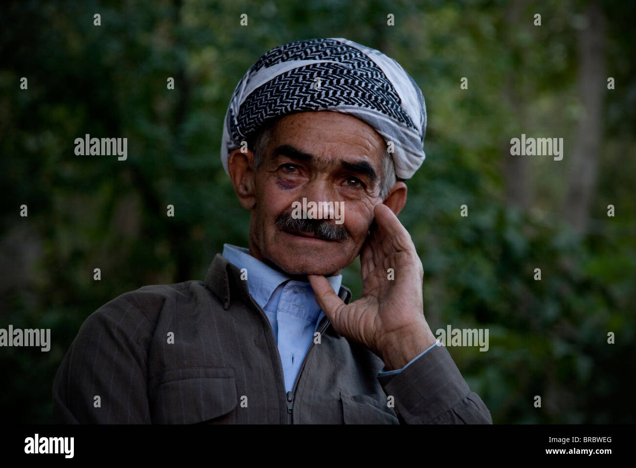 An elderly Kurdish man wearing the traditional Turban headgear in ...