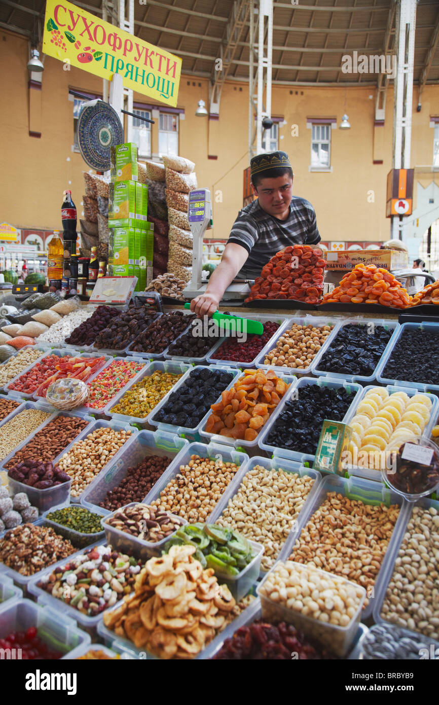 Vendor selling dried fruit and nuts in Bessarabsky Market, Kiev ...