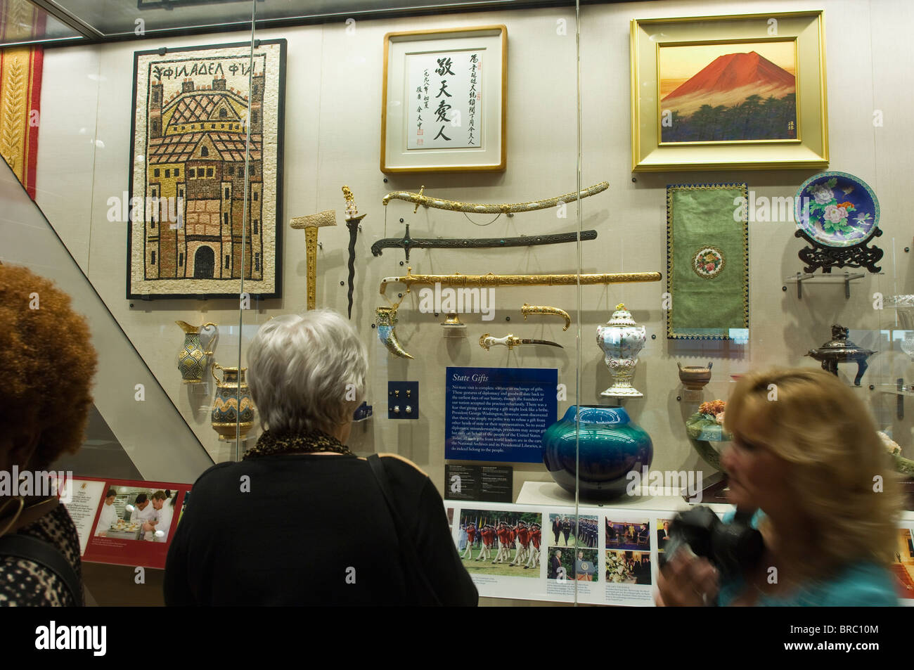 William j. clinton presidential library hi-res stock photography and ...