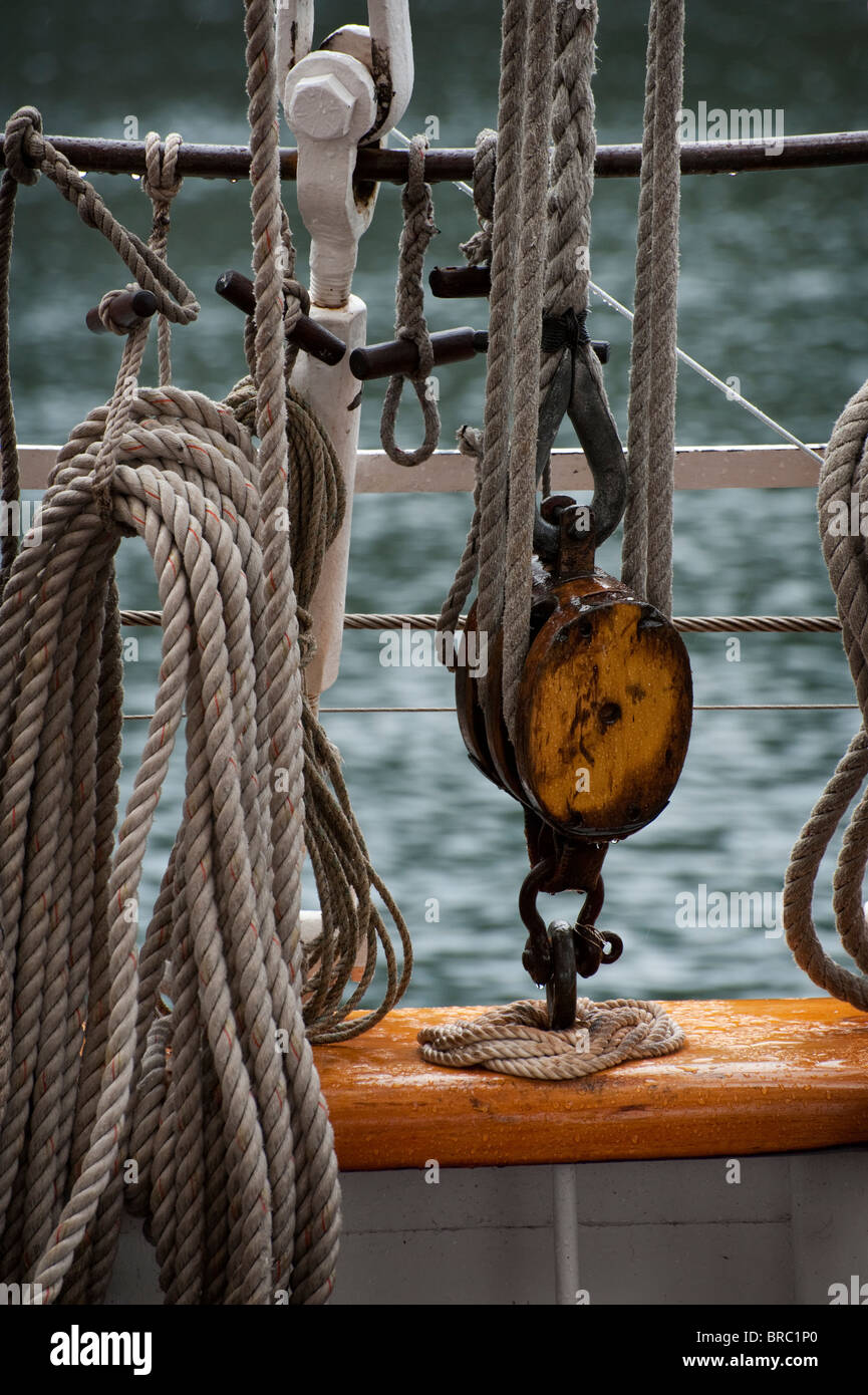 Rigging aboard the historic tall ship "Zodiac" sailing in the San Juan ...