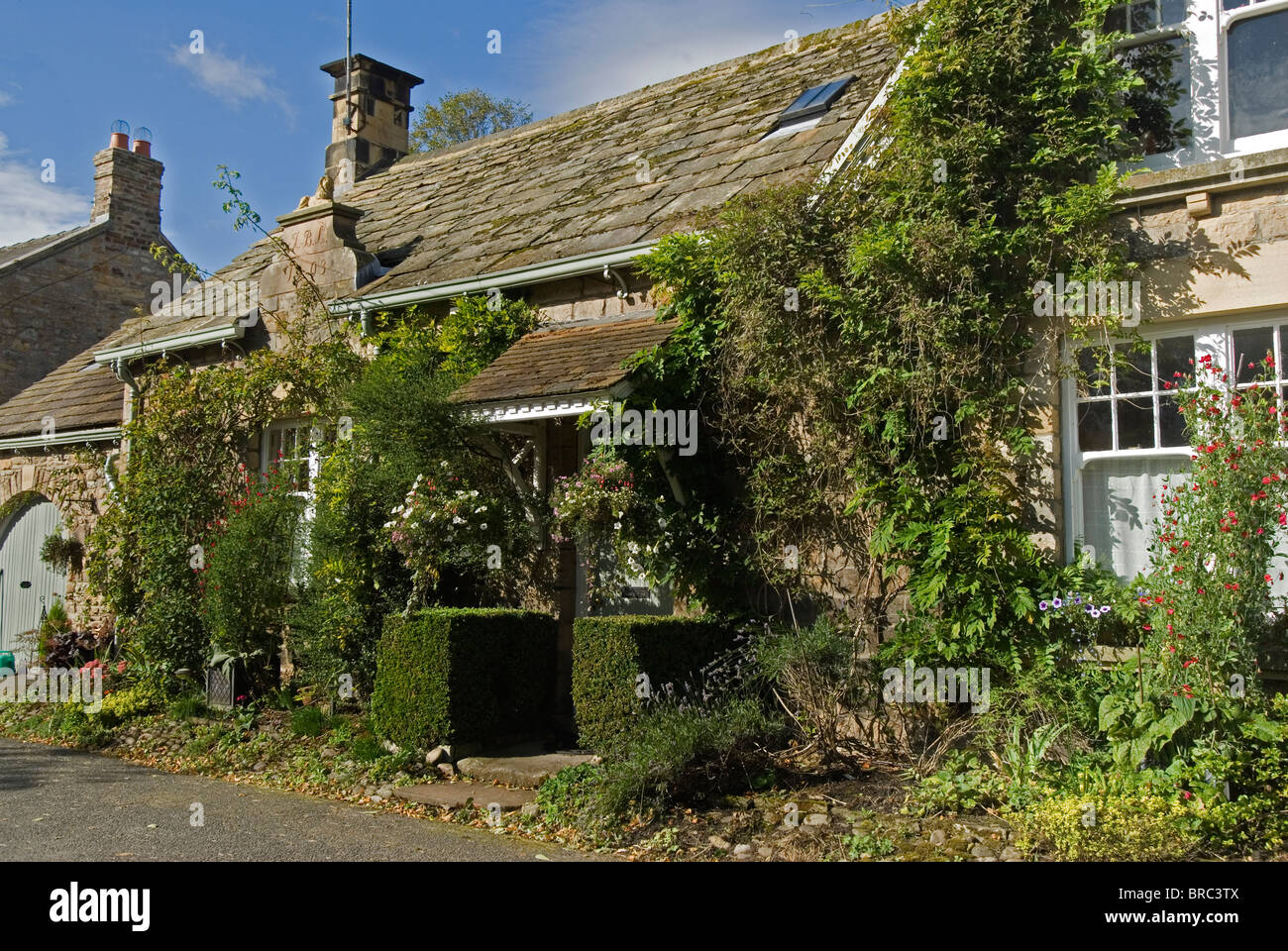 Country cottage frontage hi-res stock photography and images - Alamy