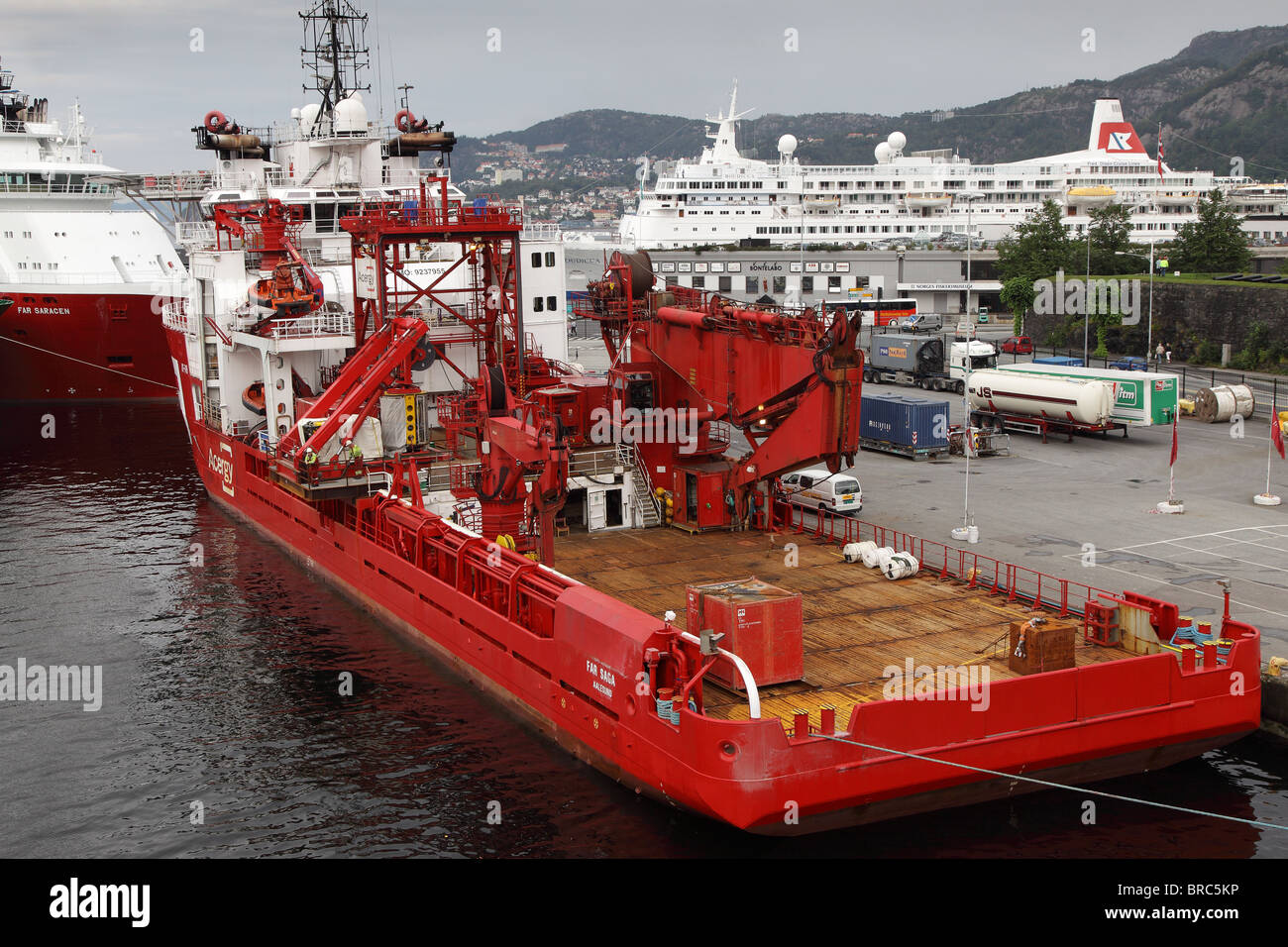 Oil rig supply ships hi-res stock photography and images - Alamy
