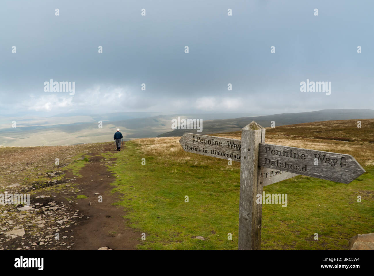Pennine way sign yorkshire dales hi-res stock photography and images ...