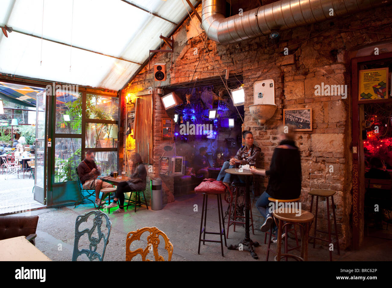 Szimpla bar Budapest Hungary Stock Photo - Alamy