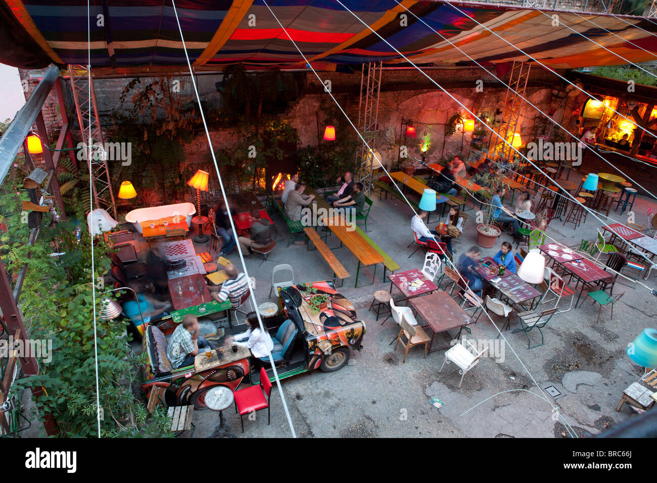 Budapest szimpla kert woman hi-res stock photography and images - Alamy