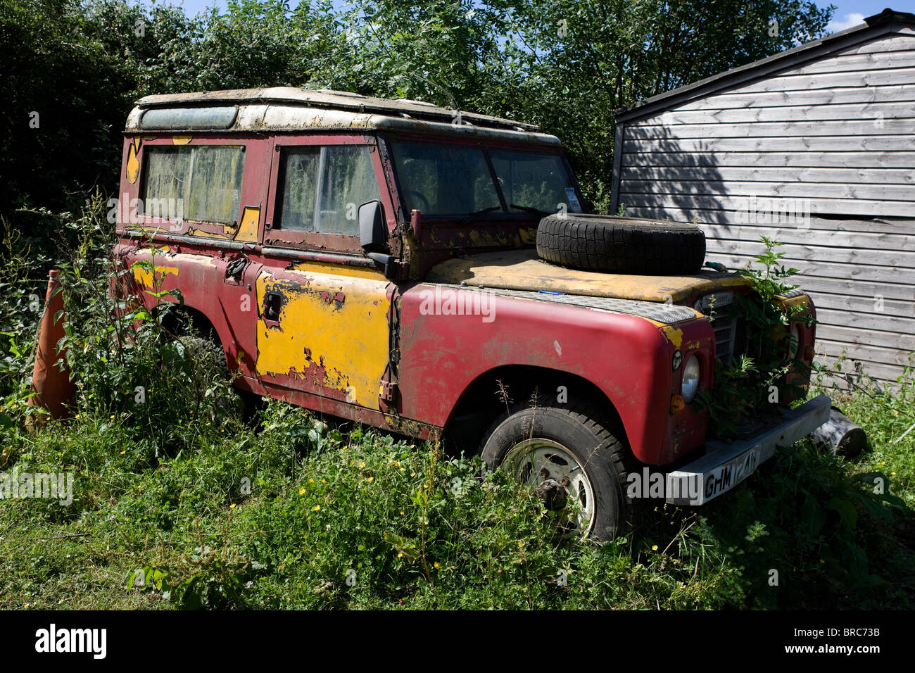 Land rover rusting hi-res stock photography and images - Alamy
