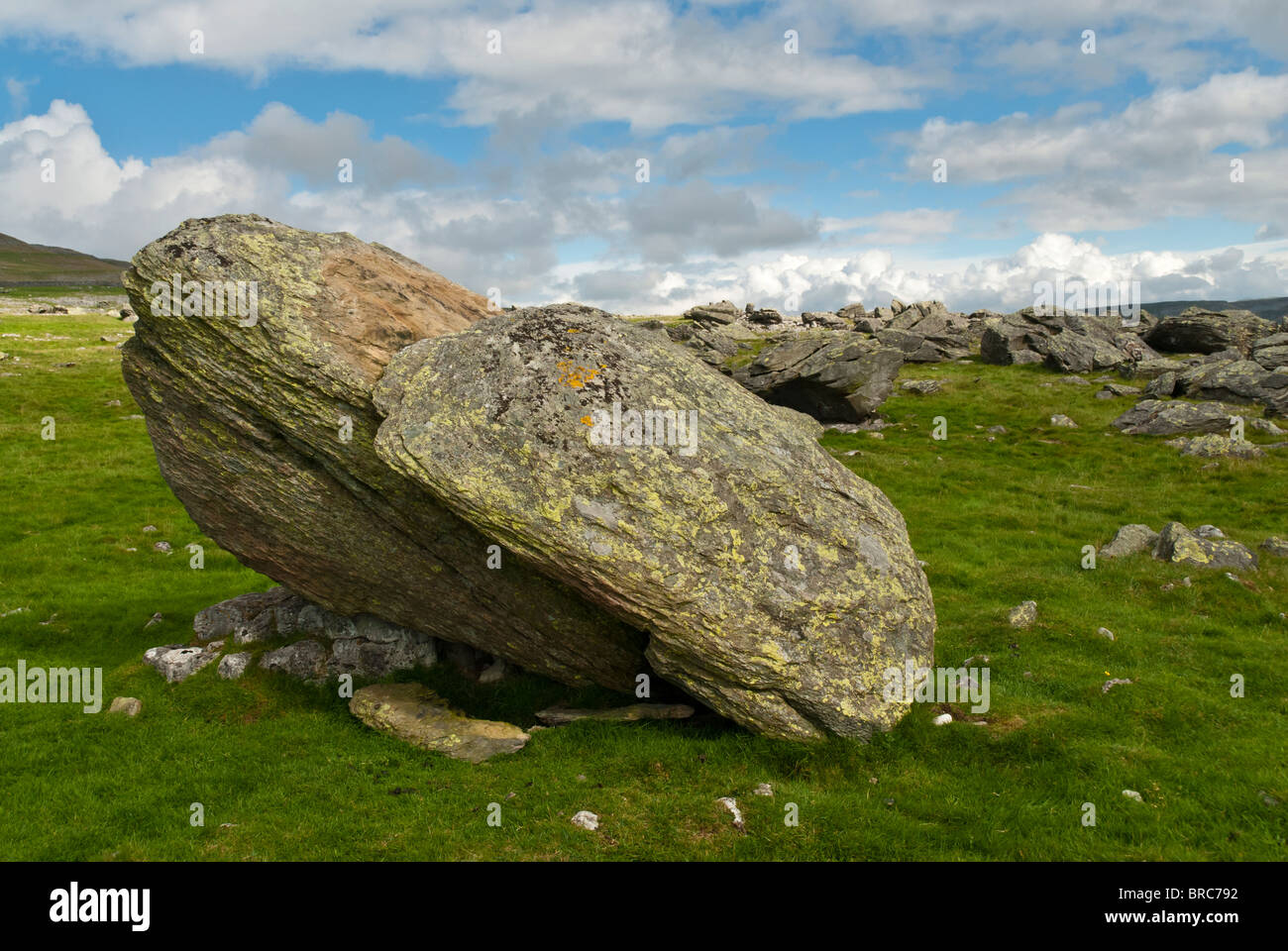 Norber erratics, north yorkshire hi-res stock photography and images ...