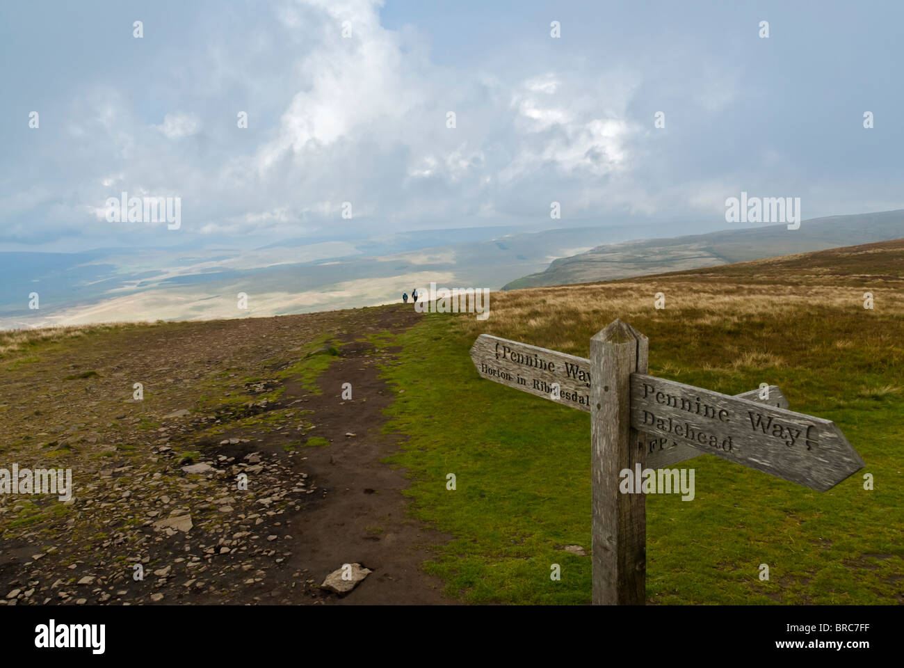 Pennine way sign yorkshire dales hi-res stock photography and images ...