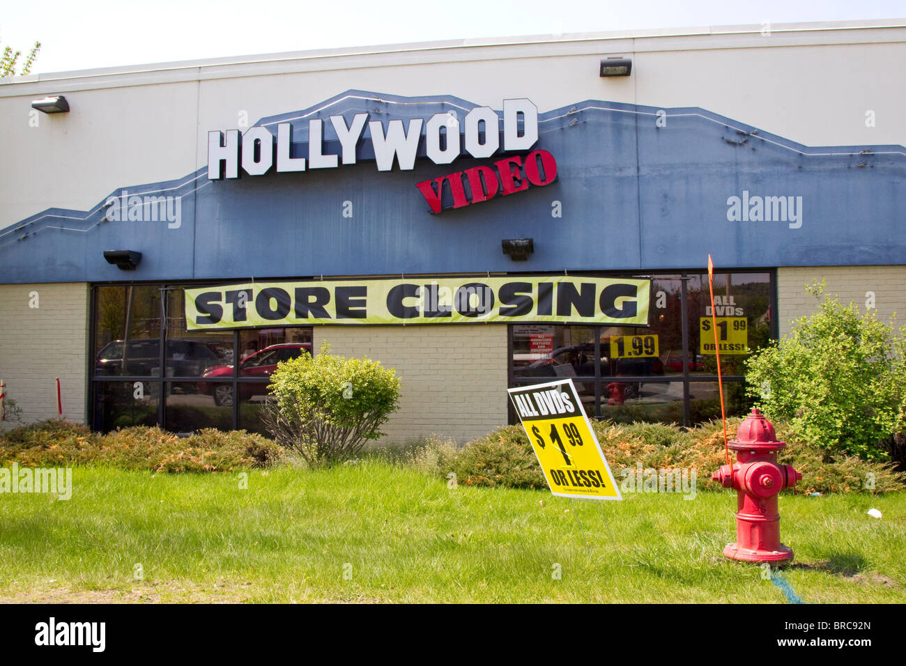Man holds sign for Hollywood Video Store Closing Going Out of Business ...