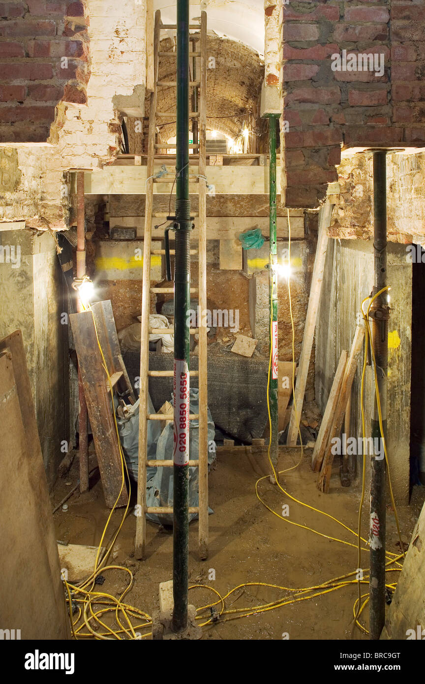 Ceiling support poles on building site Stock Photo - Alamy