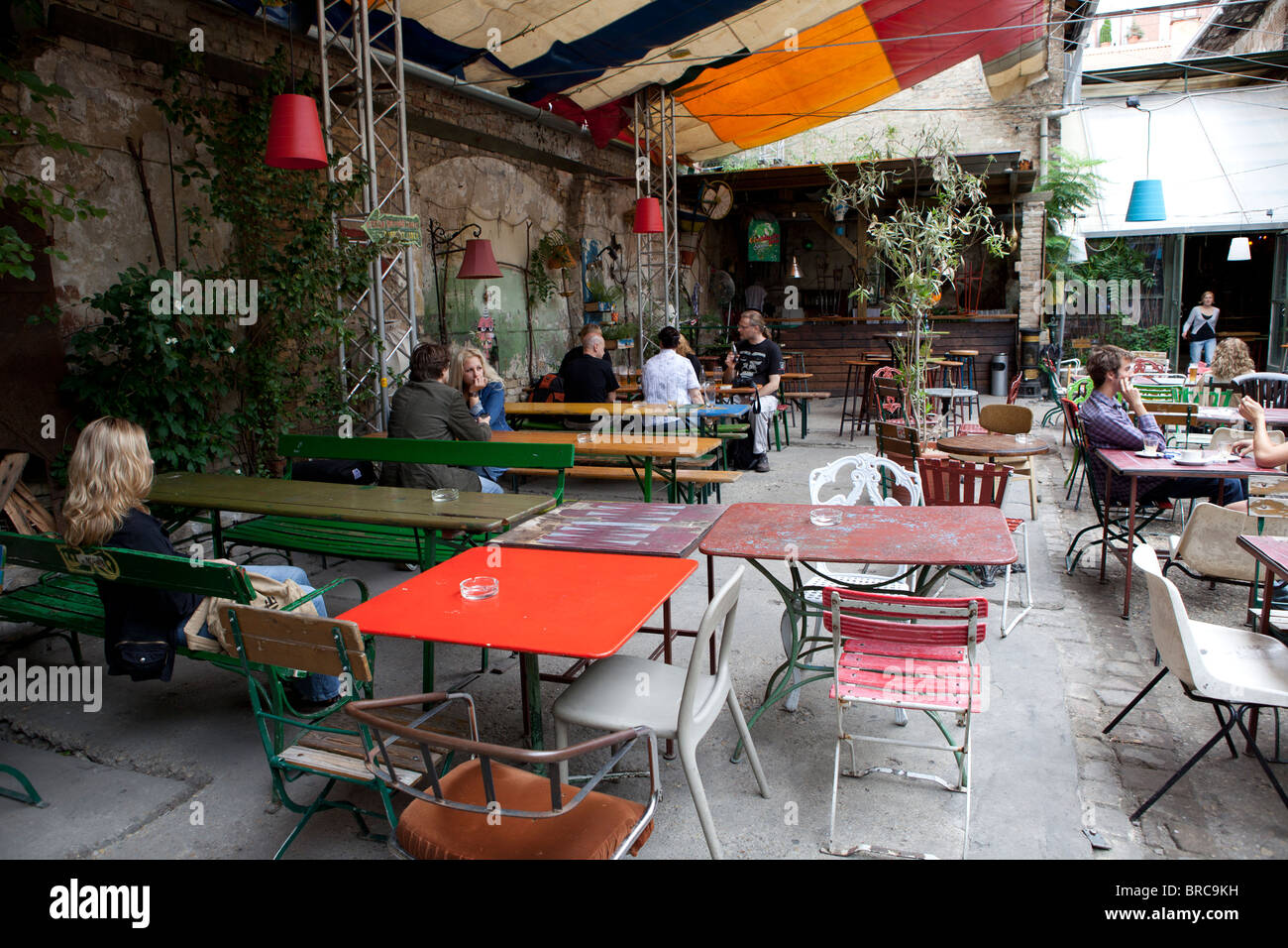 Budapest szimpla kert woman hi-res stock photography and images - Alamy
