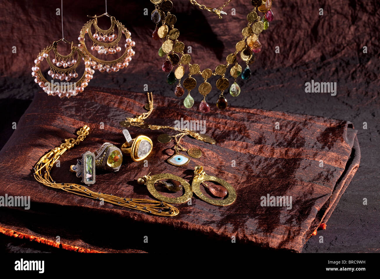 Saudi arabia jewellery hi-res stock photography and images - Alamy