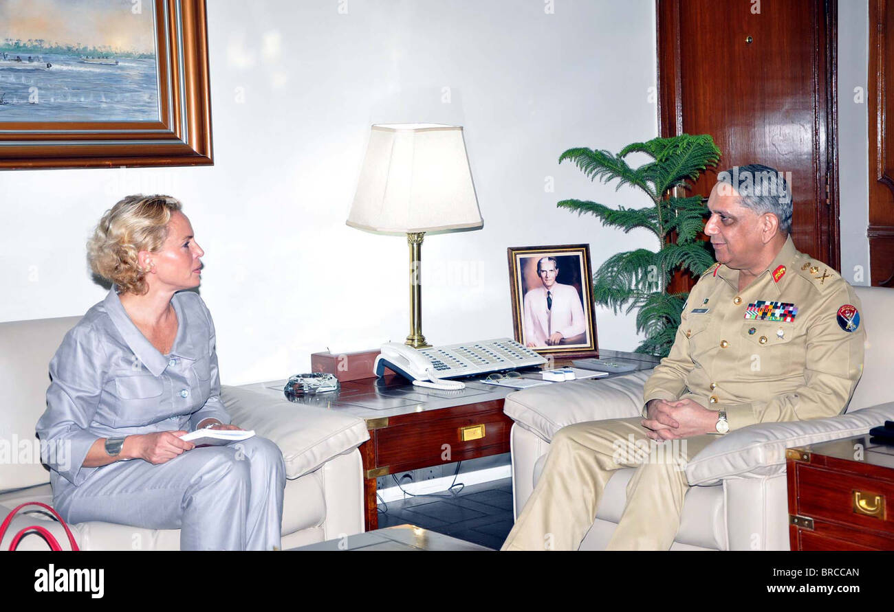 Joint Chiefs of the Staff Committee Chairman, Gen.Tariq Majid exchanges ...