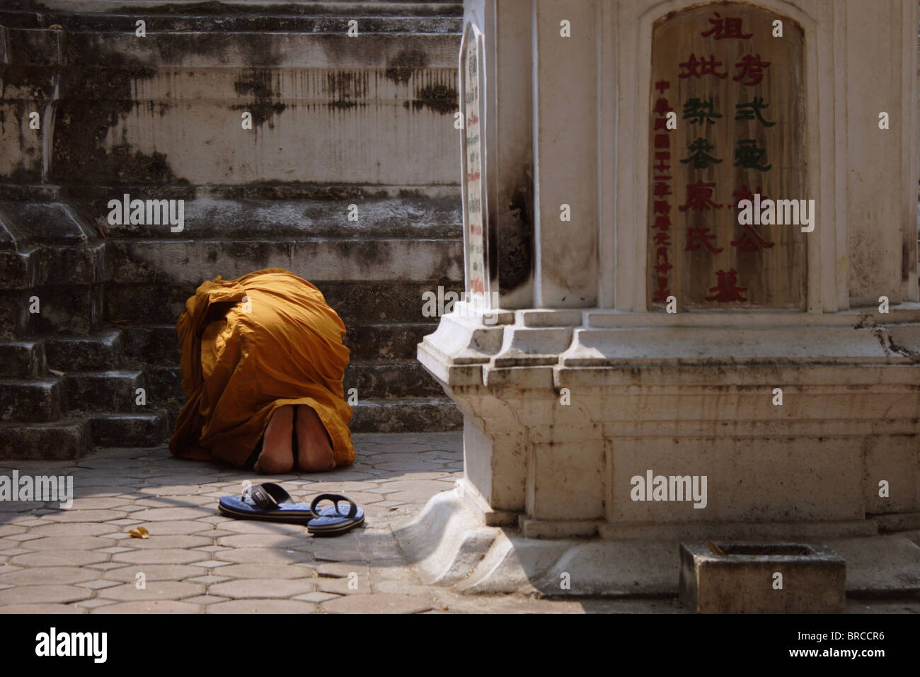 Kneeling monks in temple praying hi-res stock photography and images ...