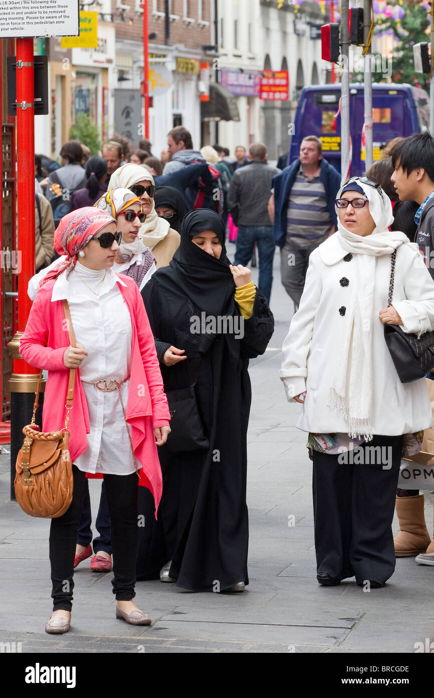 muslim women shopping Stock Photo - Alamy