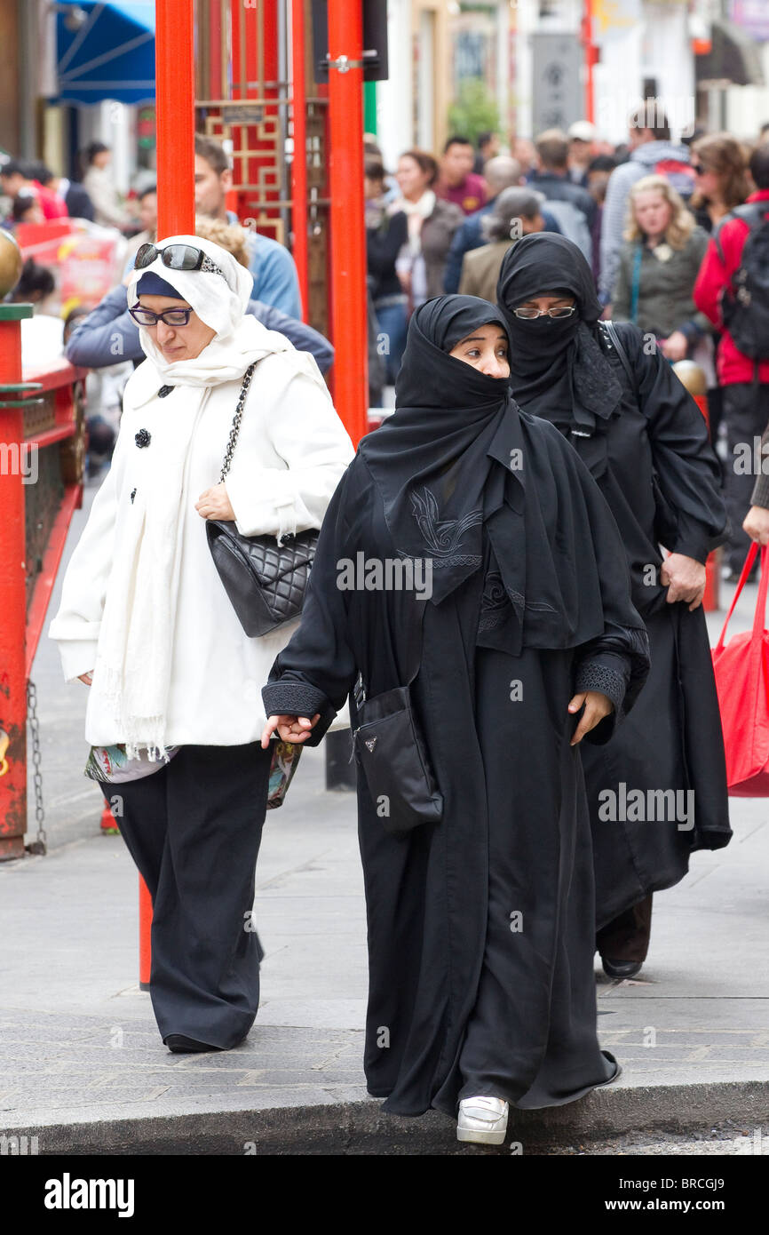 muslim women shopping Stock Photo - Alamy