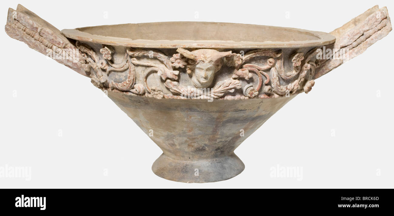 A large Canosan lekanis, 3rd century B.C. Beige-coloured pottery with ...