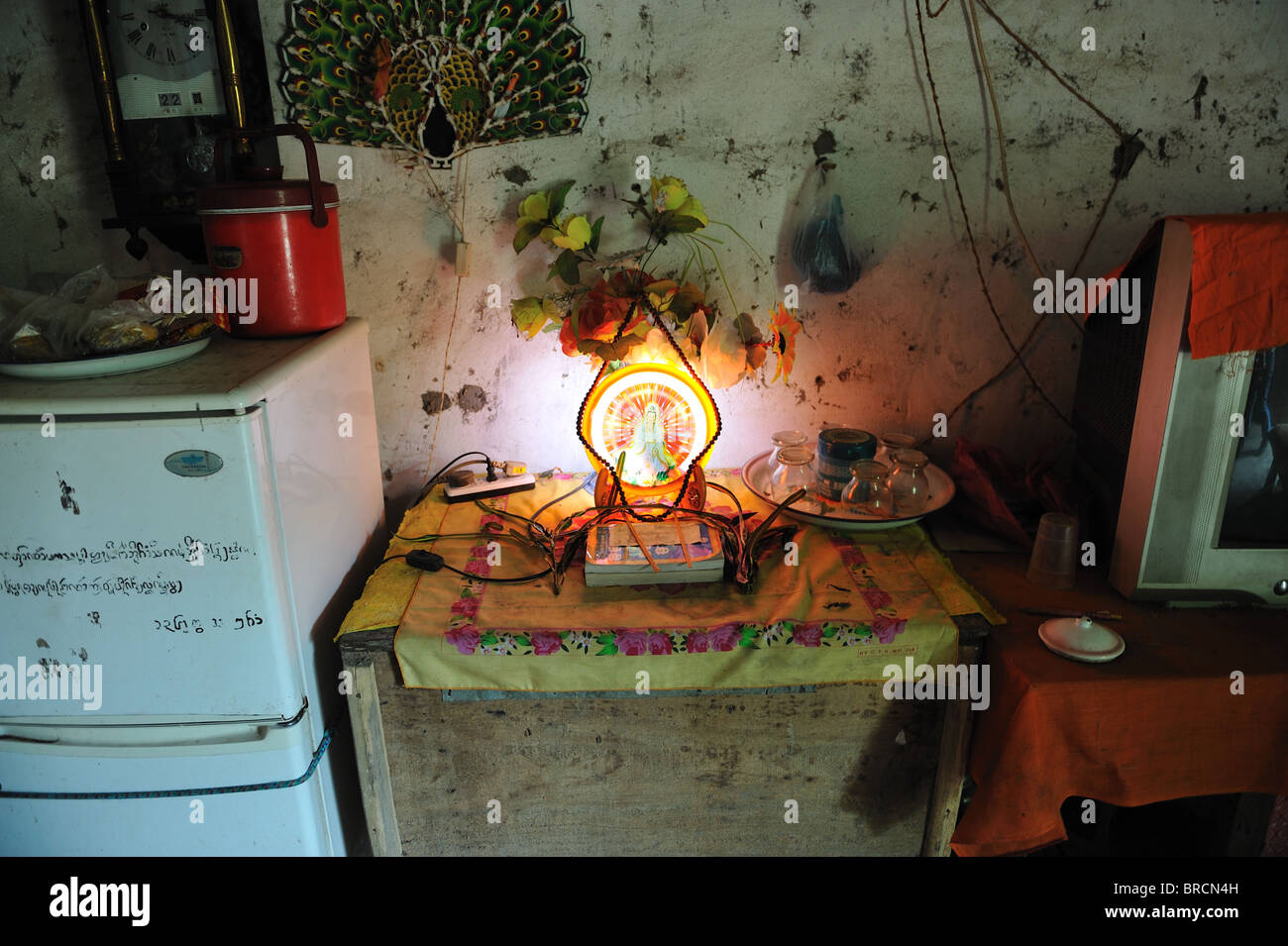 broken Buddha sacred Stock Photo - Alamy