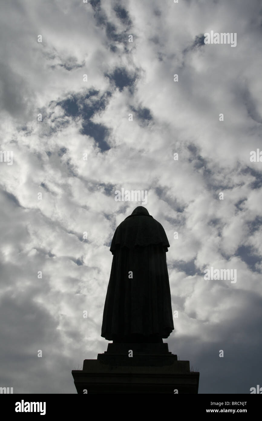 giordano bruno statue in campo de fiori rome Stock Photo - Alamy