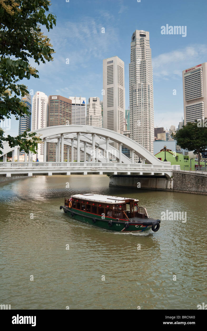 A boat travels under Elgin Bridge along the Singapore River Stock Photo ...