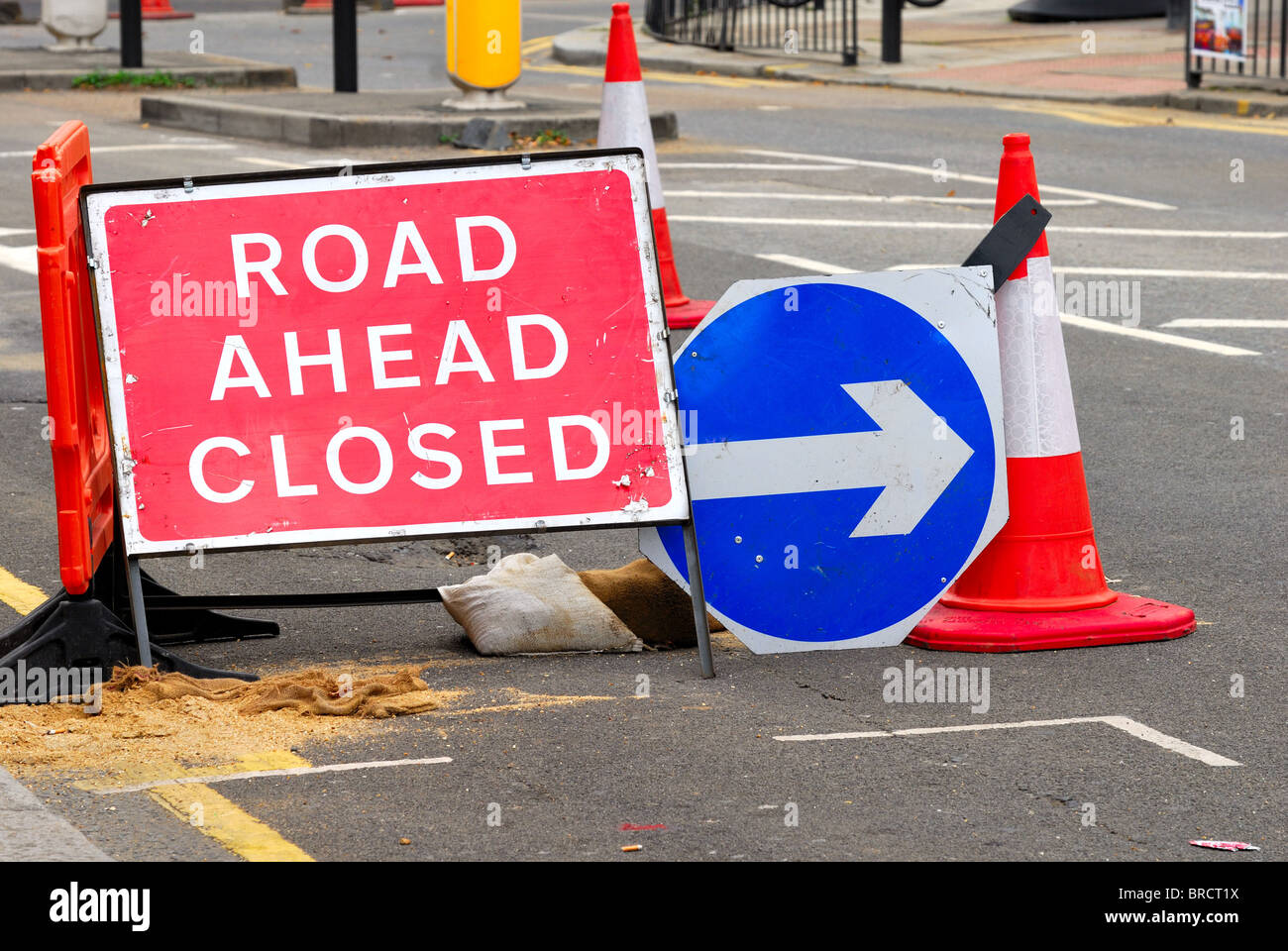 British 'Road Closed' sign Stock Photo - Alamy