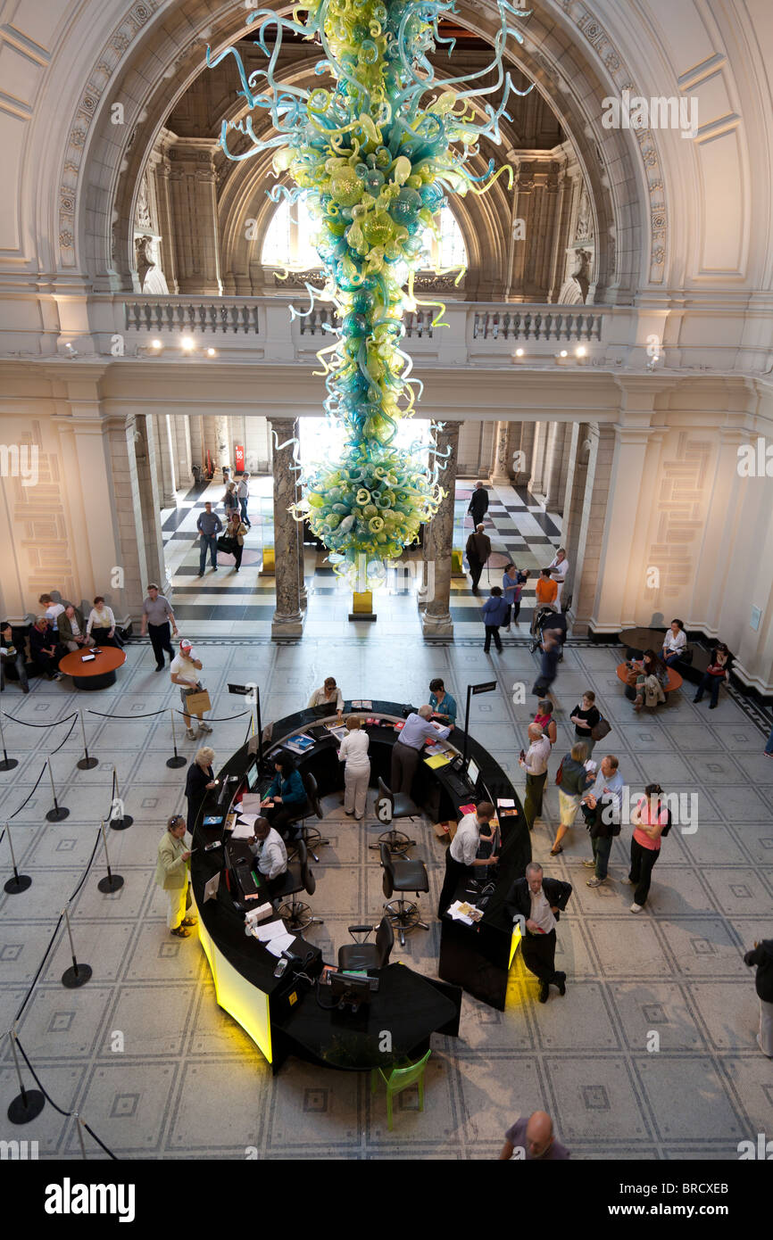 The grand entrance and reception desk at Victoria and Albert Museum ...