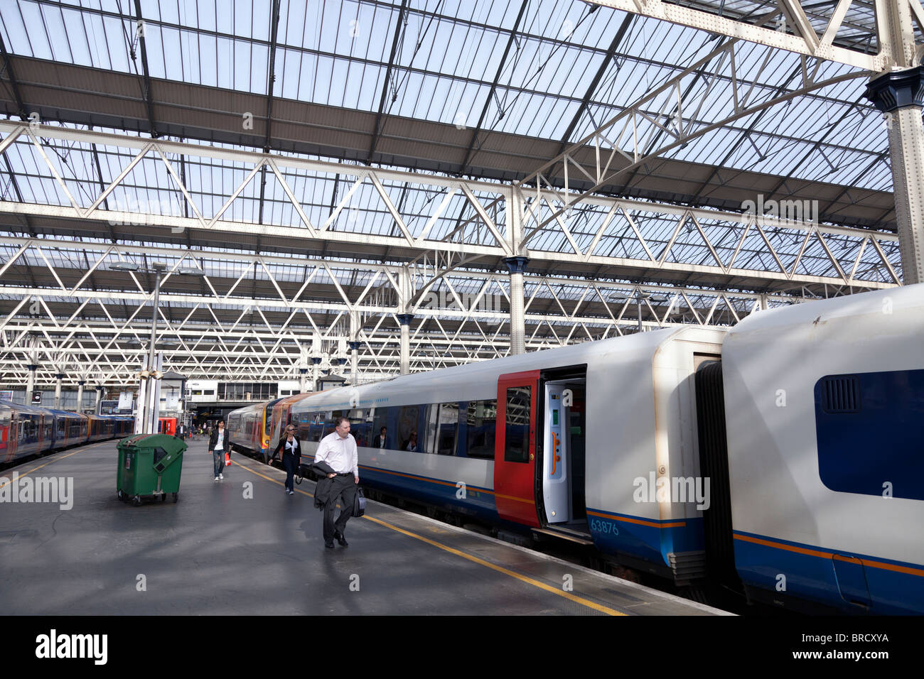 Waterloo train station london britain hi-res stock photography and ...