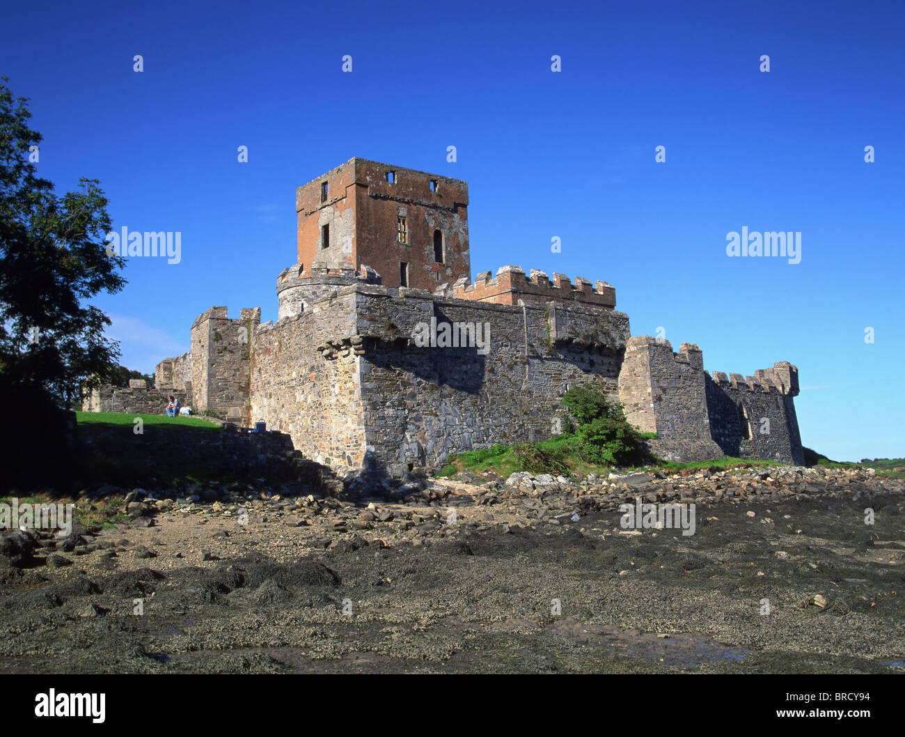 Doe castle donegal hi-res stock photography and images - Alamy