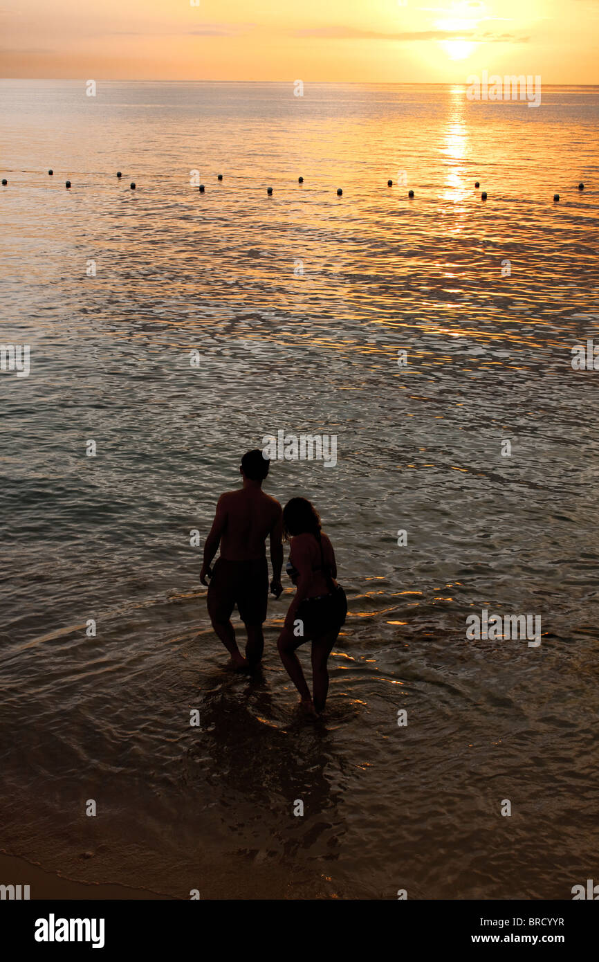 Silhouettes of people by the sea hi-res stock photography and images ...