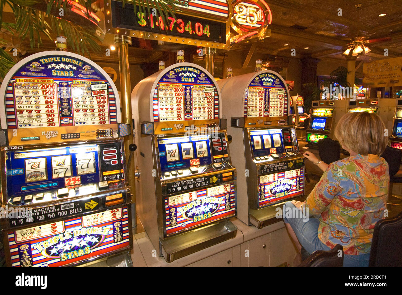 Woman playing the slot machines hi-res stock photography and images - Alamy