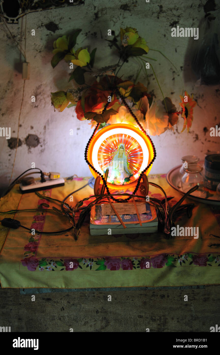 broken Buddha sacred Stock Photo - Alamy