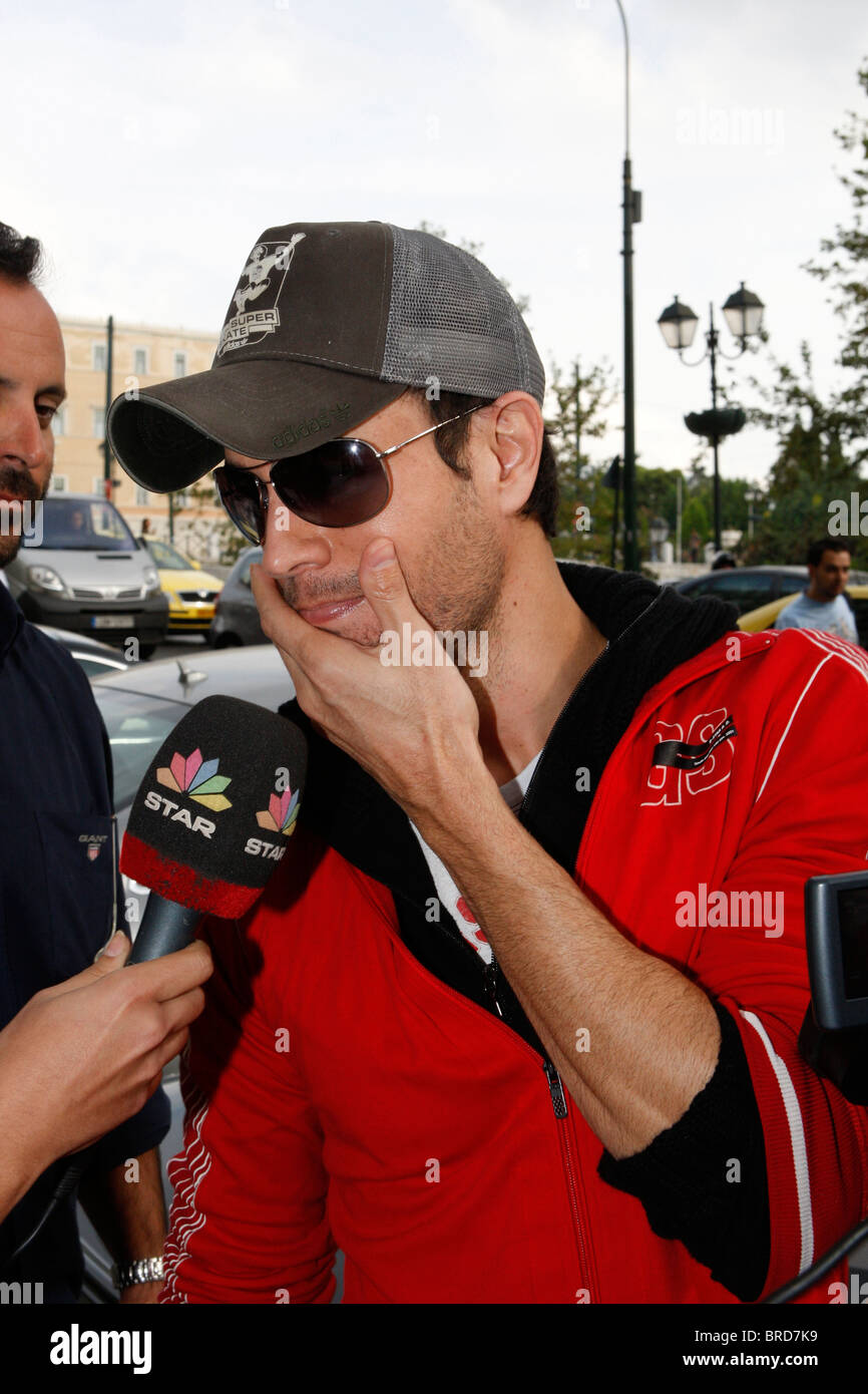 Enrique Iglesias Singing High Resolution Stock Photography and Images ...