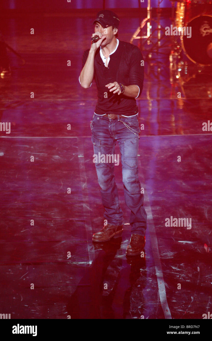 Enrique iglesias singing hi-res stock photography and images - Alamy