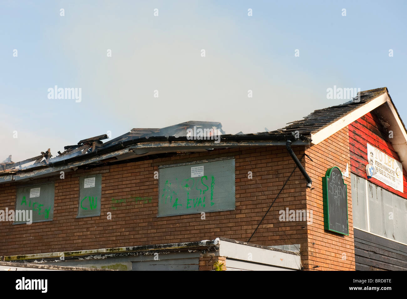 Derelict pub roof on fire Stock Photo - Alamy