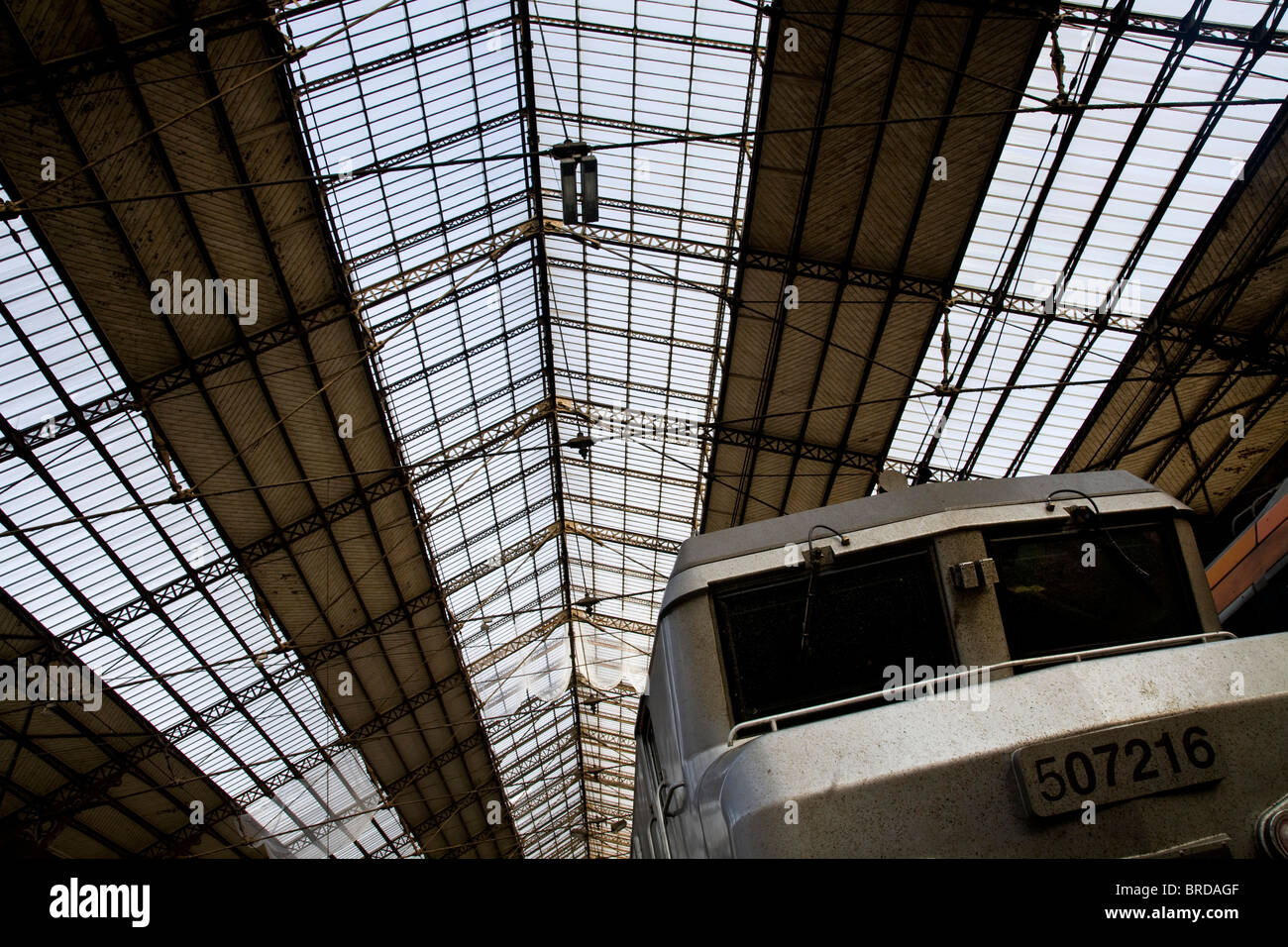Train engine and roof at gare des Austerlitz railway station Stock ...