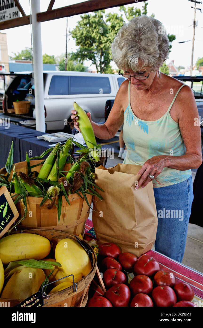 Bagging produce hi-res stock photography and images - Alamy