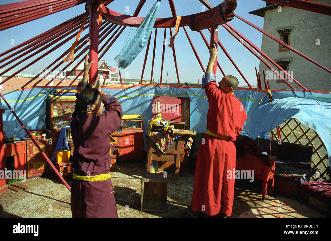 Monks building a yurt Ulaan Baatar Mongolia mongolie Mongolie ...