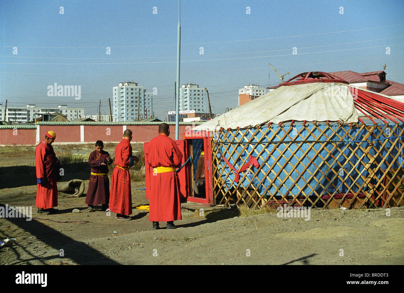Monks building a yurt Ulaan Baatar Mongolia mongolie Mongolie ...