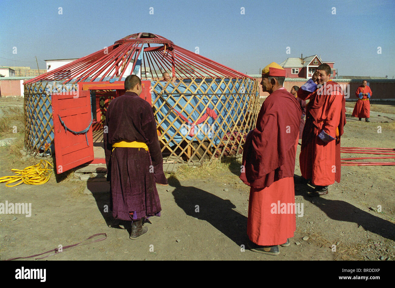 Monks building a yurt Ulaan Baatar Mongolia mongolie Mongolie ...