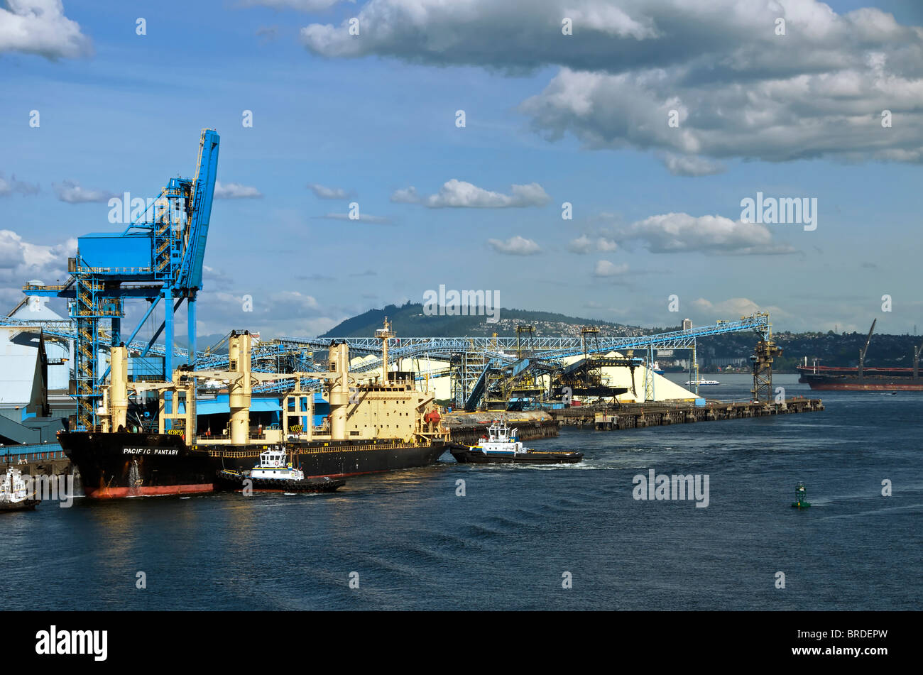 Sulphur being loaded cargo ship hi-res stock photography and images - Alamy