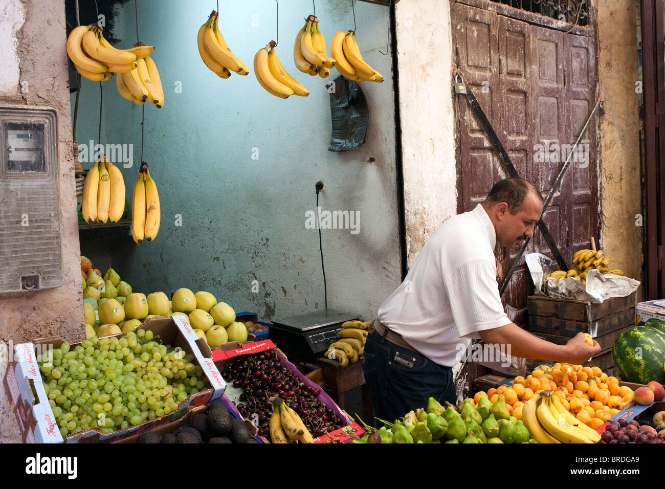 Fes medina market fruit hi-res stock photography and images - Alamy