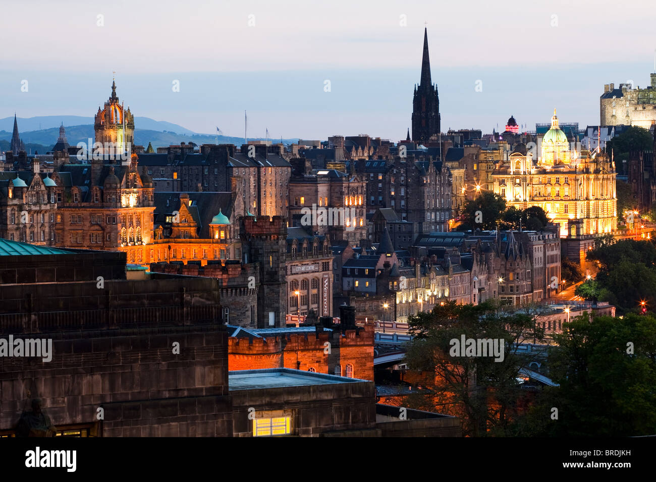 Night shot of Edinburgh Stock Photo - Alamy