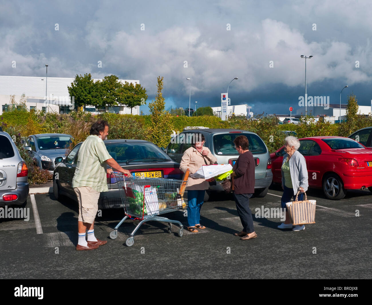 Shoppers talking in supermarket car-park - France Stock Photo - Alamy