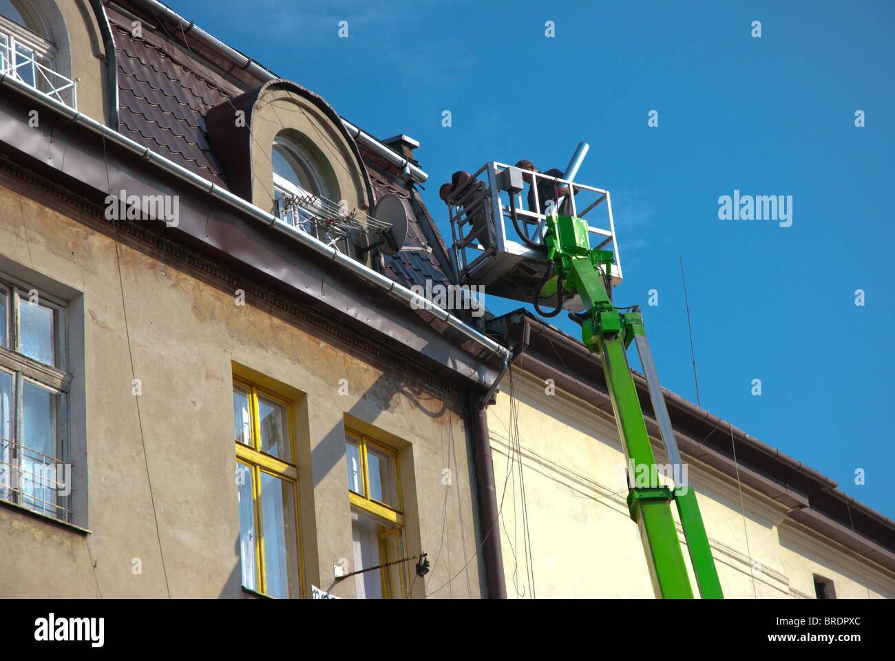 Roof crane lift hi-res stock photography and images - Alamy