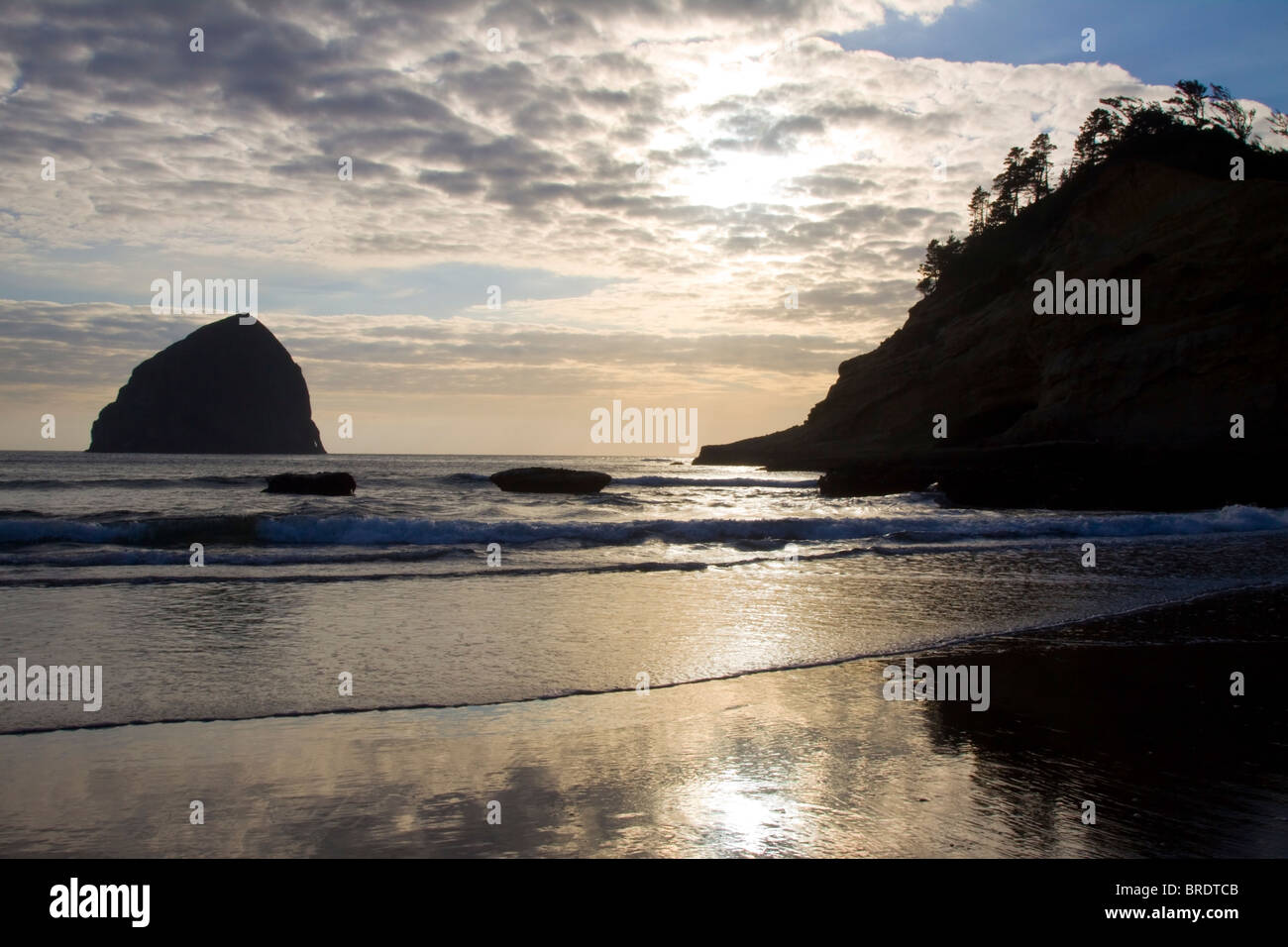 Haystack rock sunset hi-res stock photography and images - Alamy