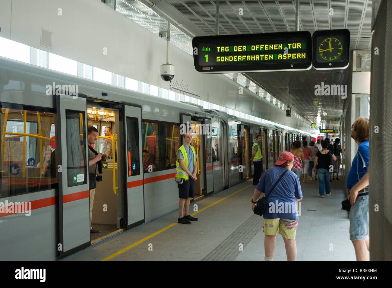 Wien, U-Bahn U2 Stock Photo - Alamy